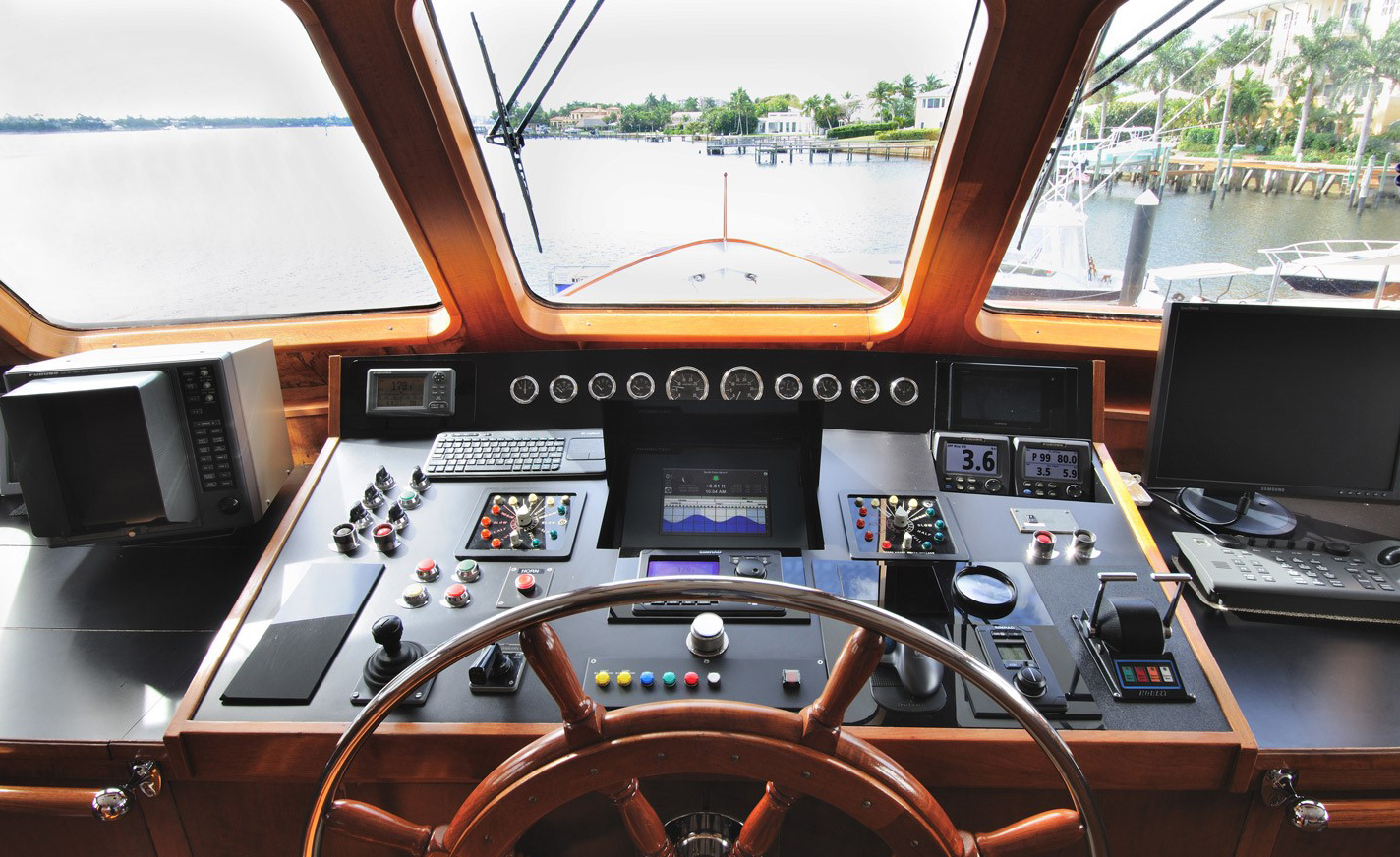 Yacht AVANTE V, Feadship | CHARTERWORLD Luxury Superyacht Charters